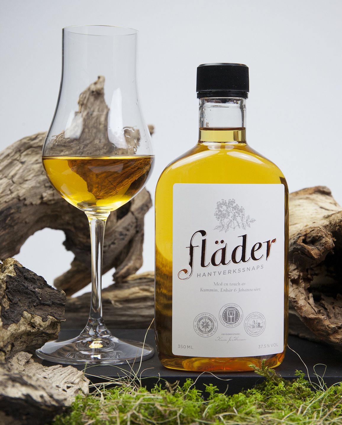 Toppbetyg till norsk flädersnaps – kräftskivans mest solklara nubbe ...