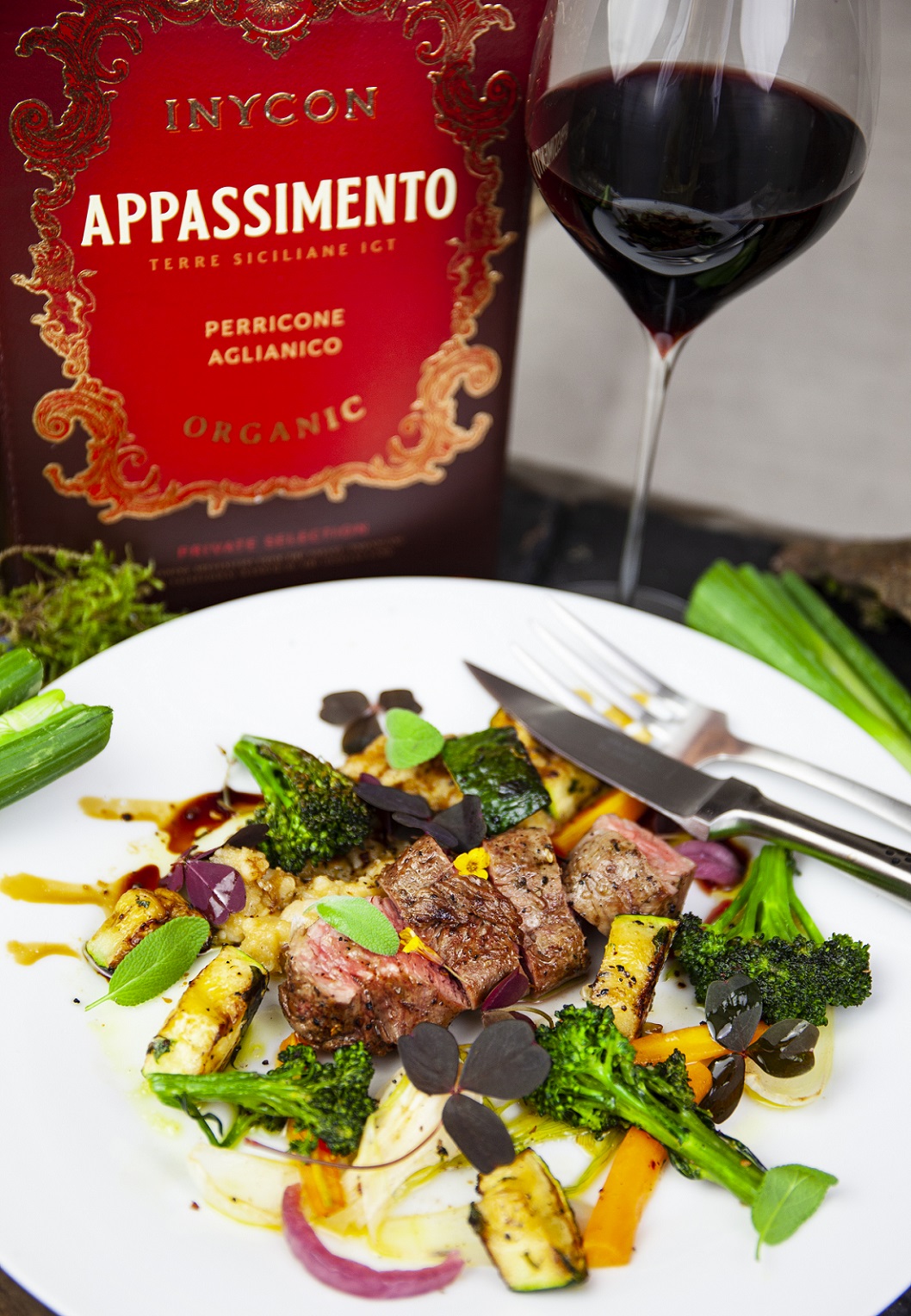 Ekologiska Inycon – ett fylligt rött från Sicilien i tvålitersformat ...