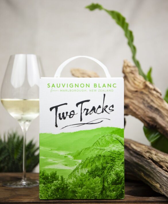 Ny årgång av Two Tracks Sauvignon Blanc, 2024 - Boxtoppen